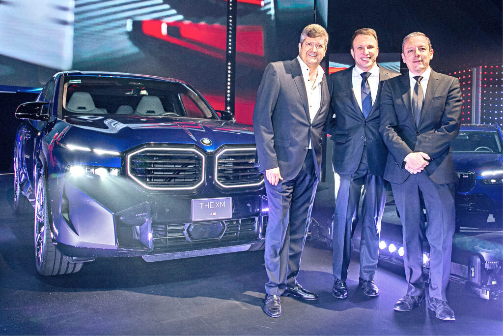 Directivos de BMW presentan por primera vez el modelo XM, considerado ...