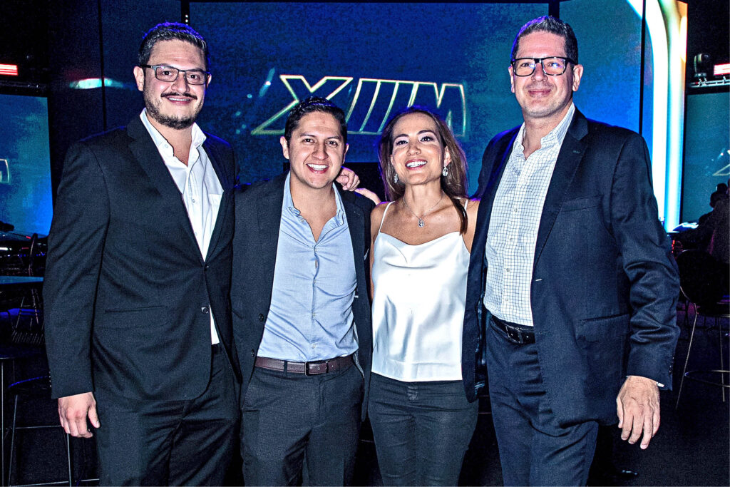 Directivos de BMW presentan por primera vez el modelo XM, considerado ...