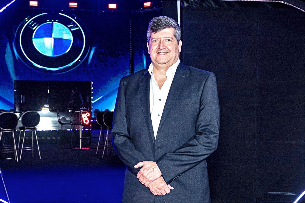 Directivos de BMW presentan por primera vez el modelo XM, considerado ...