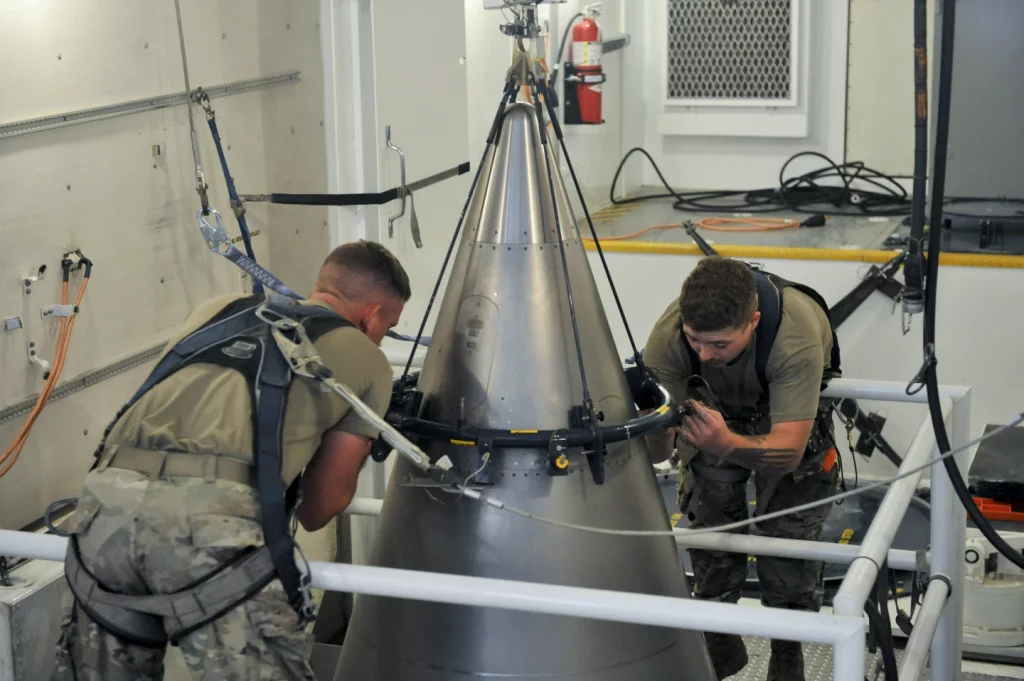 La difícil tarea de dar mantenimiento a una bomba nuclear
