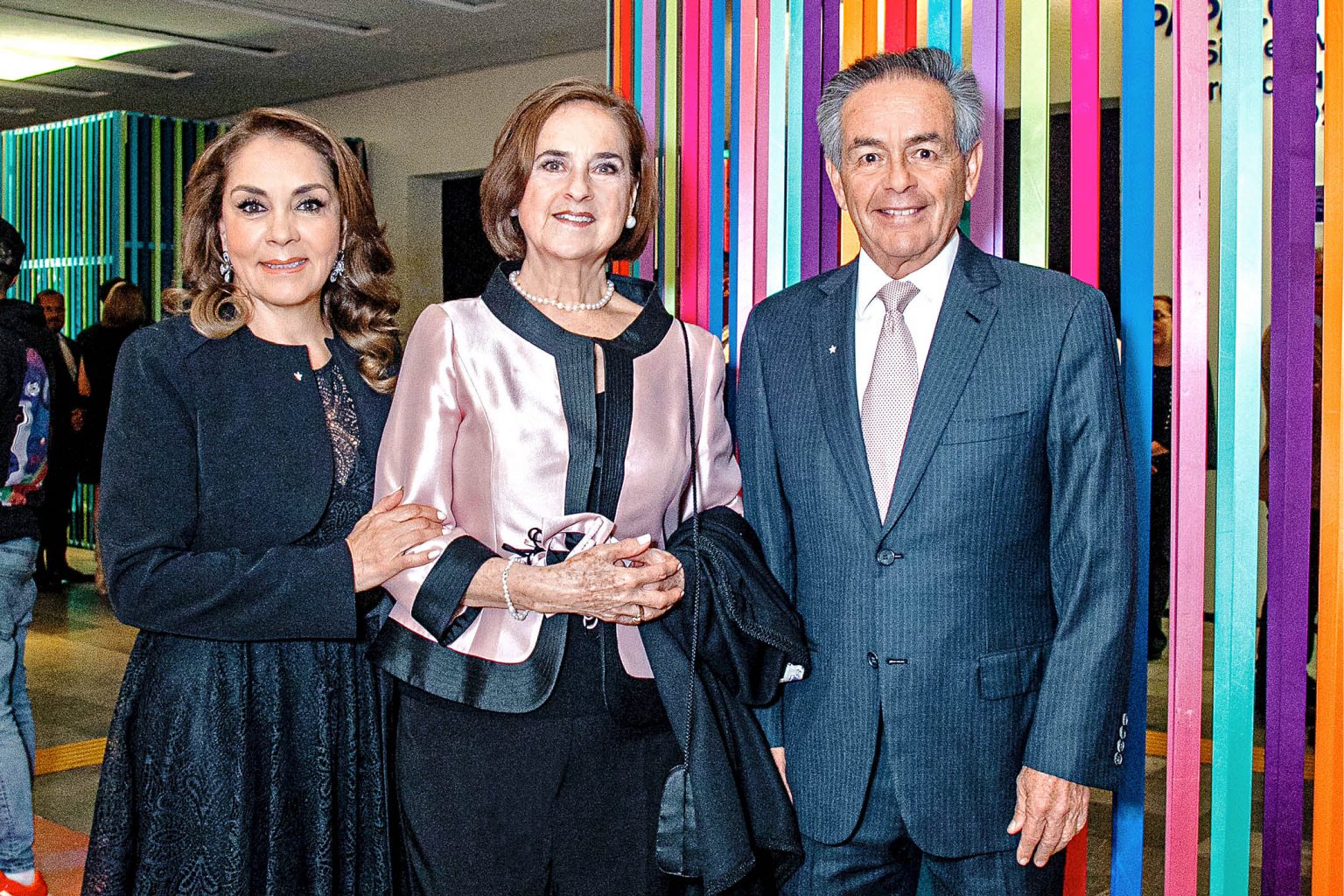 Miembros del Patronato y el equipo del Papalote Museo del Niño celebran ...