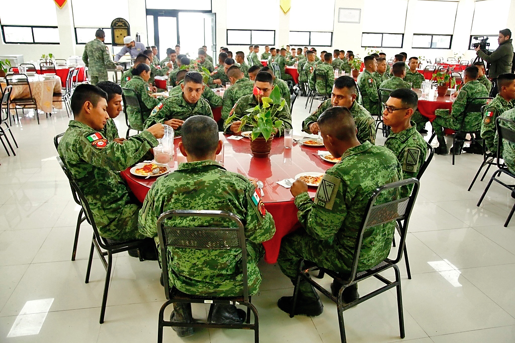 ¿Qué actividades realizan los militares en México?