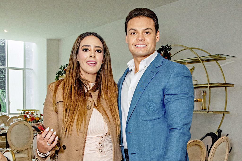 María Elena Orantes agradece un año más de vida, en compañía de amigos ...