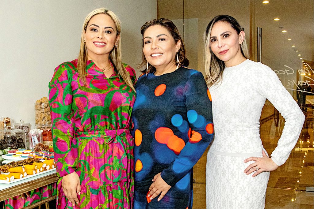 María Elena Orantes agradece un año más de vida, en compañía de amigos ...