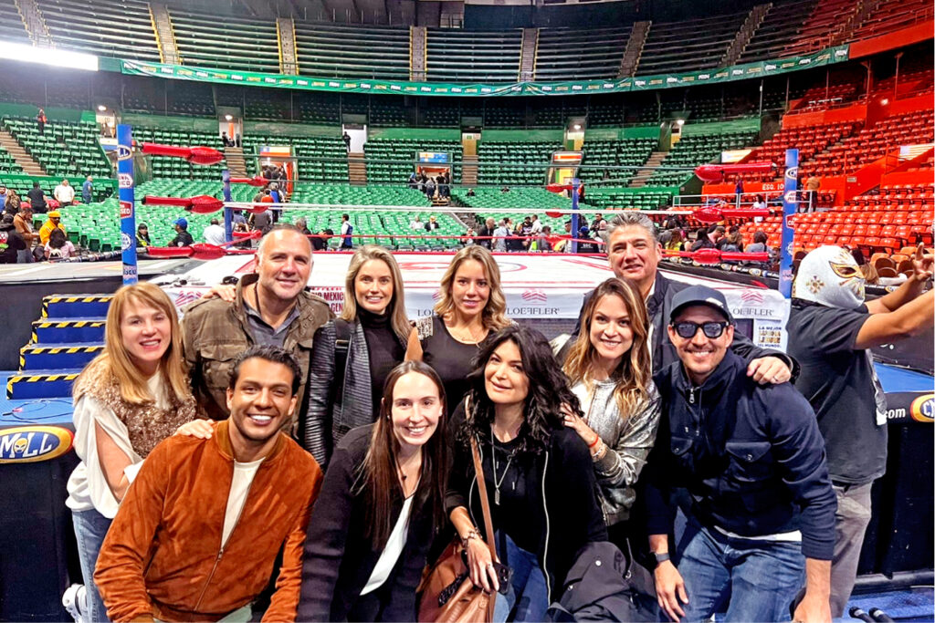 Para acercarse al folclor y tradiciones mexicanas, amigos se divierten durante una noche de ...