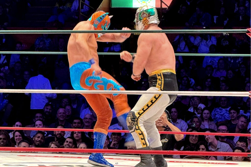 Para acercarse al folclor y tradiciones mexicanas, amigos se divierten durante una noche de ...